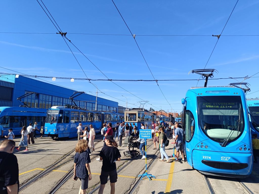 Obitelji i ljubitelji tramvaja ispunili trešnjevačku remizu ZET - Javni ...